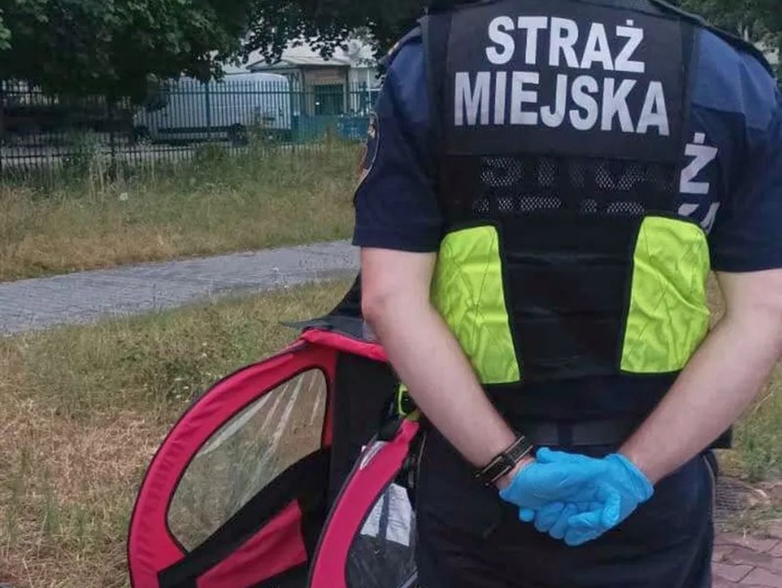 Pijany mężczyzna leżał na ścieżce. Obok stał rower z przyczepką, w ...