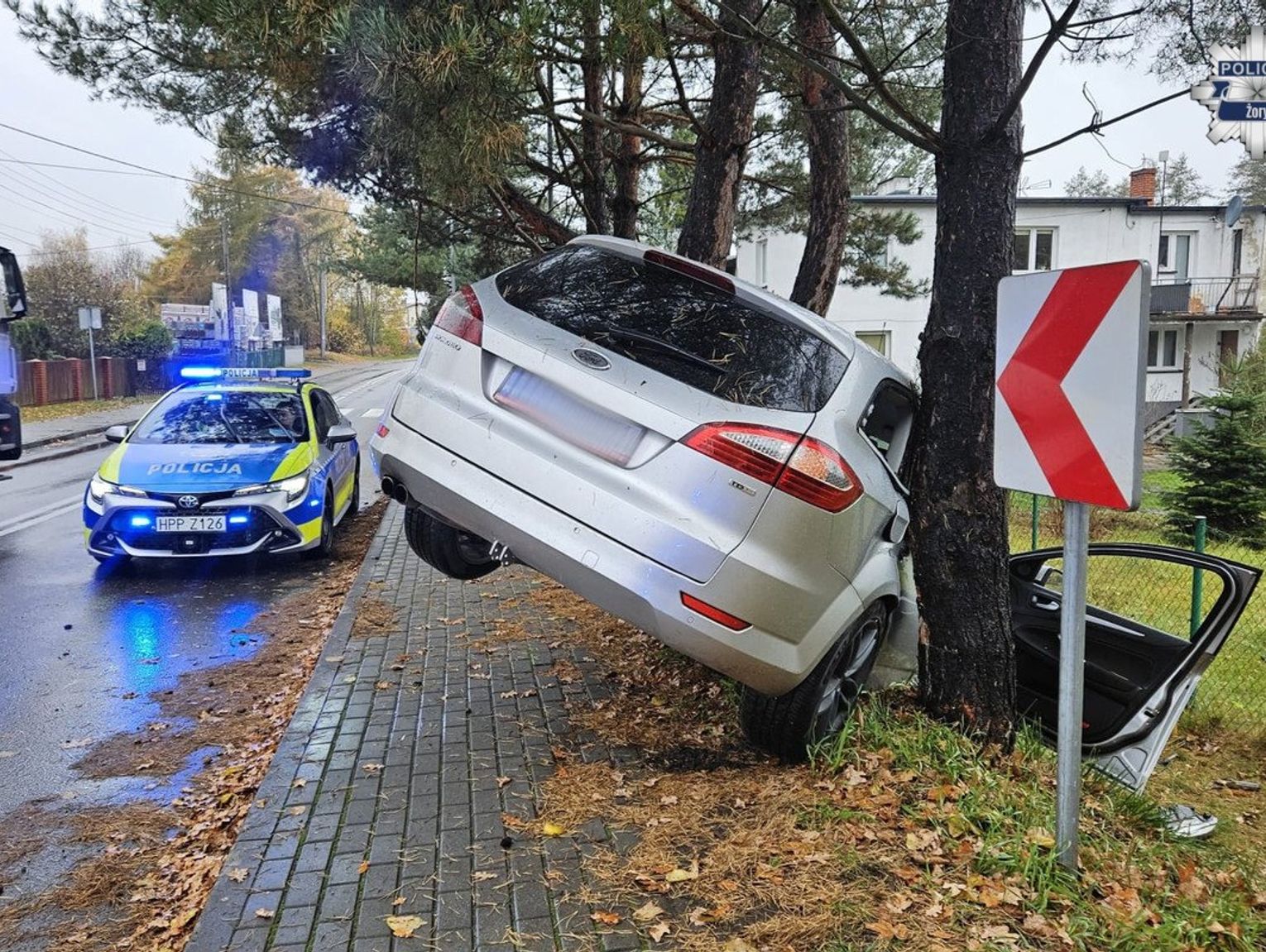 Pijany Ukrainiec na zakręcie wypadł z drogi. Samochód sam wezwał służby ...