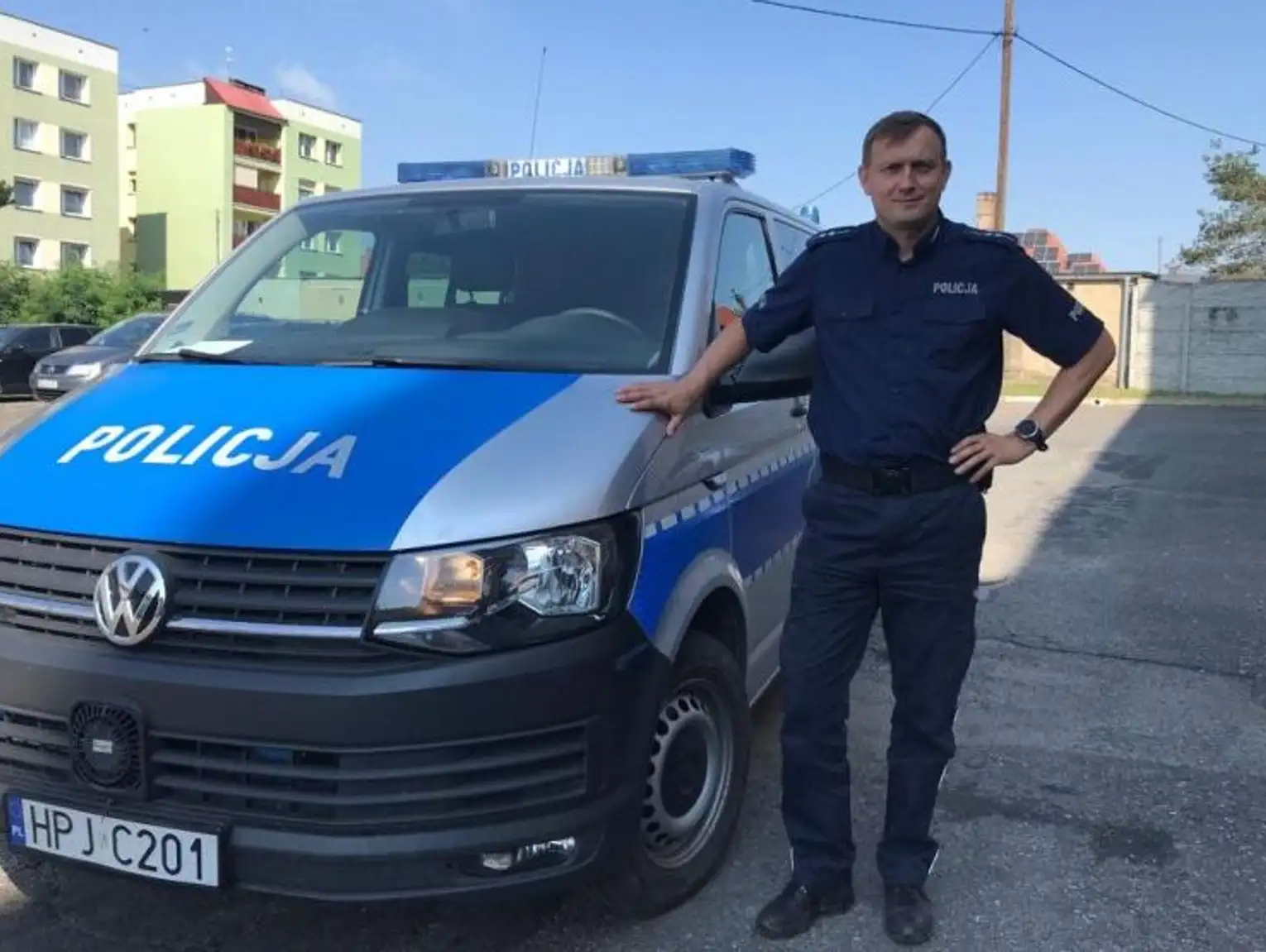 Po pijaku wjechał w drzewo. Zapukał do drzwi pierwszego z brzegu domu ... Po pijaku wjechał w drzewo. Zapukał do drzwi pierwszego z brzegu domu ...