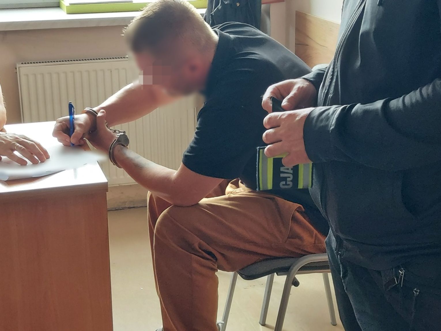 Policjanci obserwowali, jak wchodzi do auta kolegi i razem odjeżdżają. Obaj odpowiedzą za ...