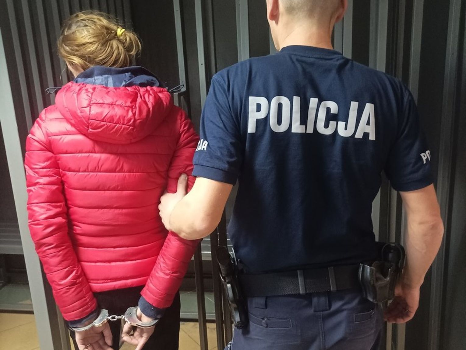Poszukiwana kobieta schowała się przed policją w szafie. Jej facet do ... Poszukiwana kobieta schowała się przed policją w szafie. Jej facet do ...