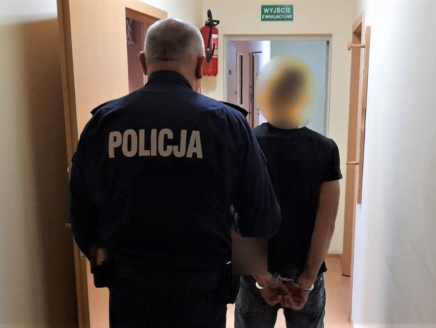 Robił bardachę w domu, po przyjeździe złapał metalowy młotek i ...