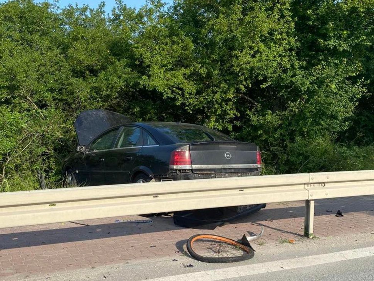 Rowerzysta śmiertelnie potrącony na pasach. Kierowca osobówki wyprzedzał inne auto
