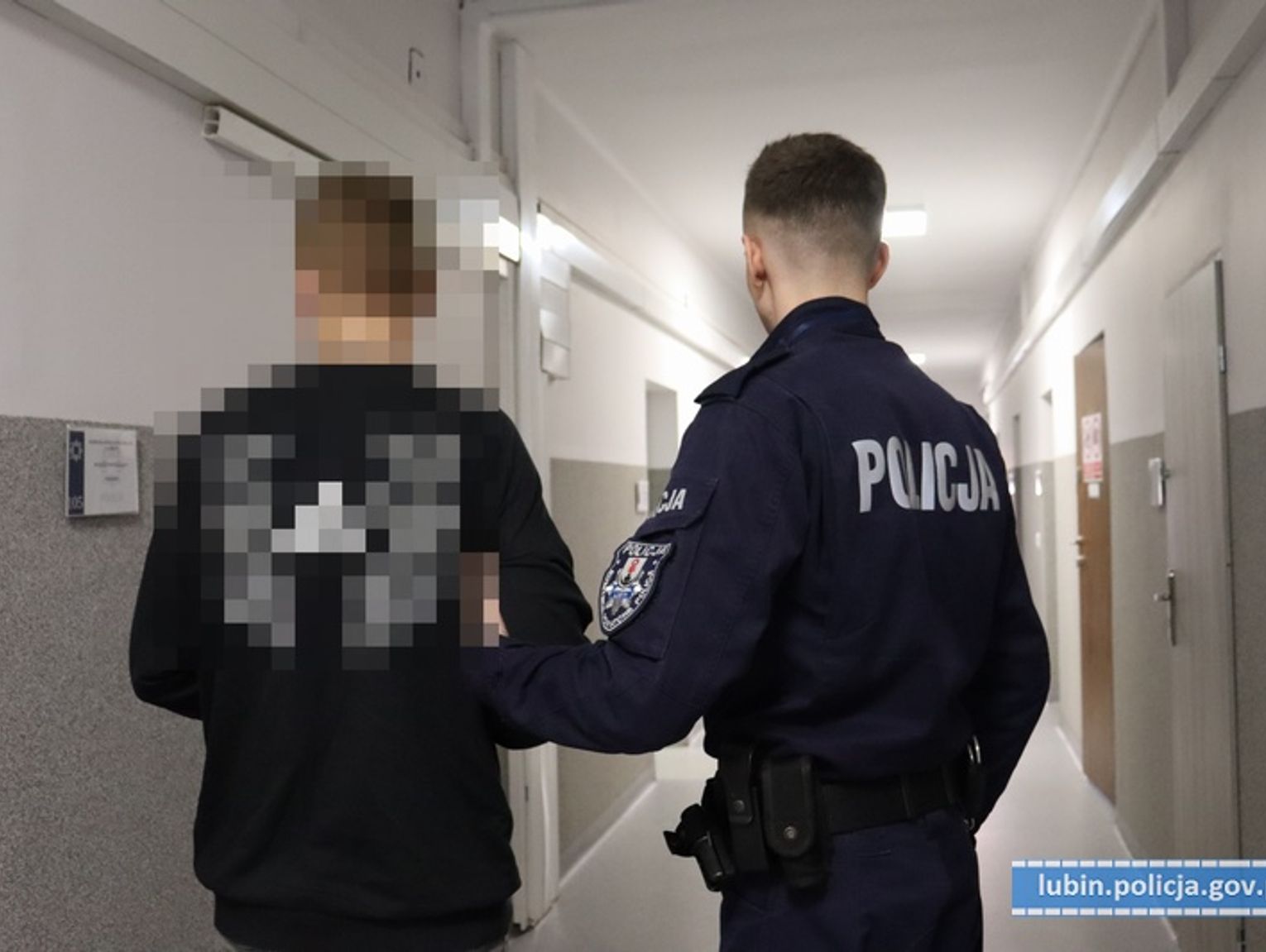 Siłą wszedł do mieszkania byłej, zaryglował drzwi i na jej oczach ... Siłą wszedł do mieszkania byłej, zaryglował drzwi i na jej oczach ...