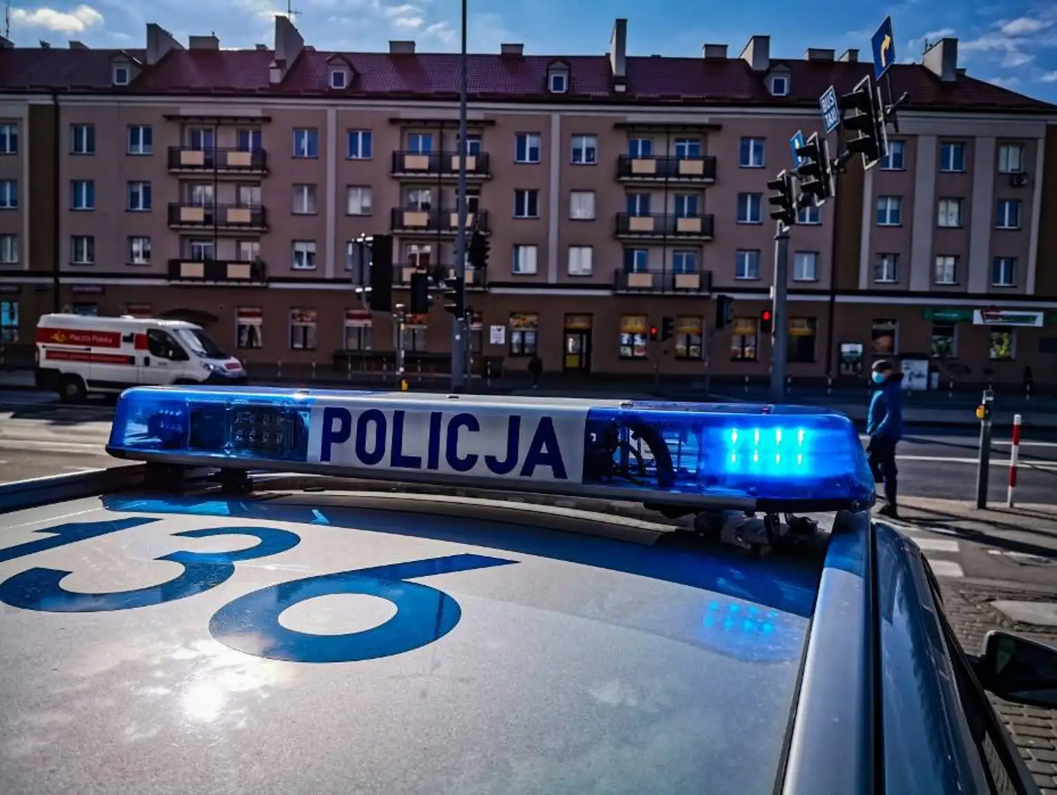 Szedł przez miasto z maseczką na brodzie. To był jego bilet do więzienia Szedł przez miasto z maseczką na brodzie. To był jego bilet do więzienia