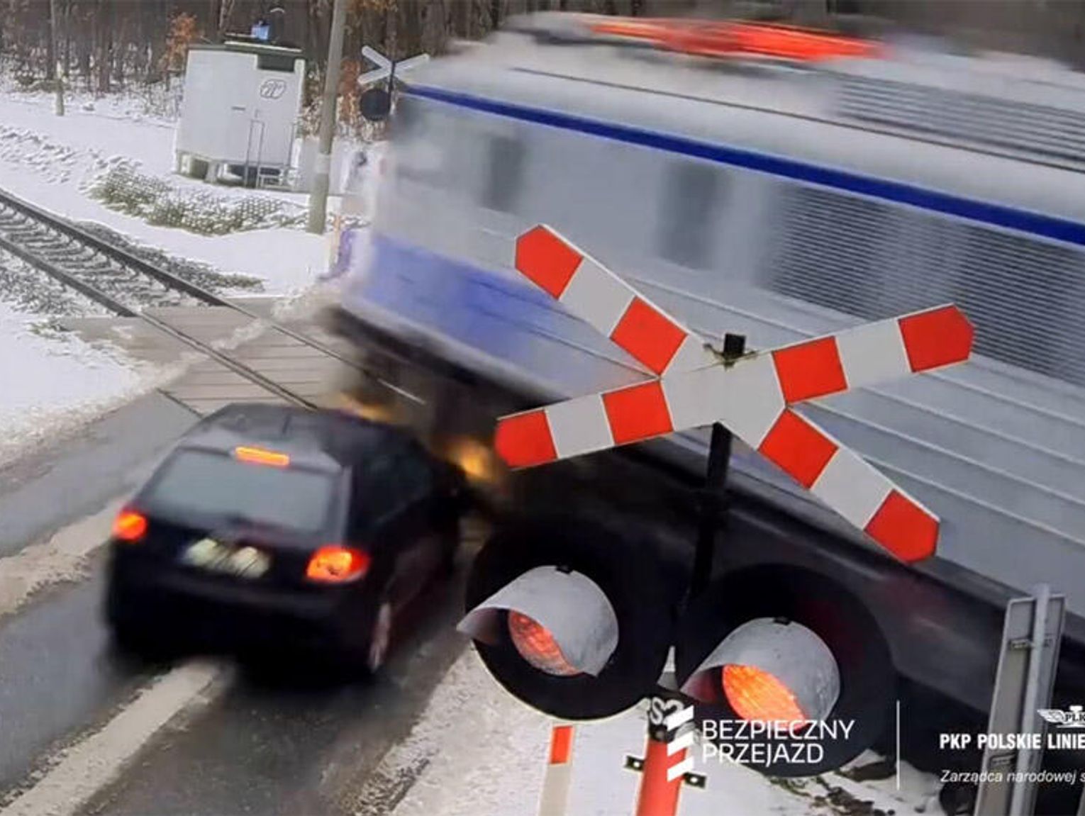 Szokujący wypadek na przejeździe kolejowym. Kierowca audi wjechał prosto w rozpędzony pociąg