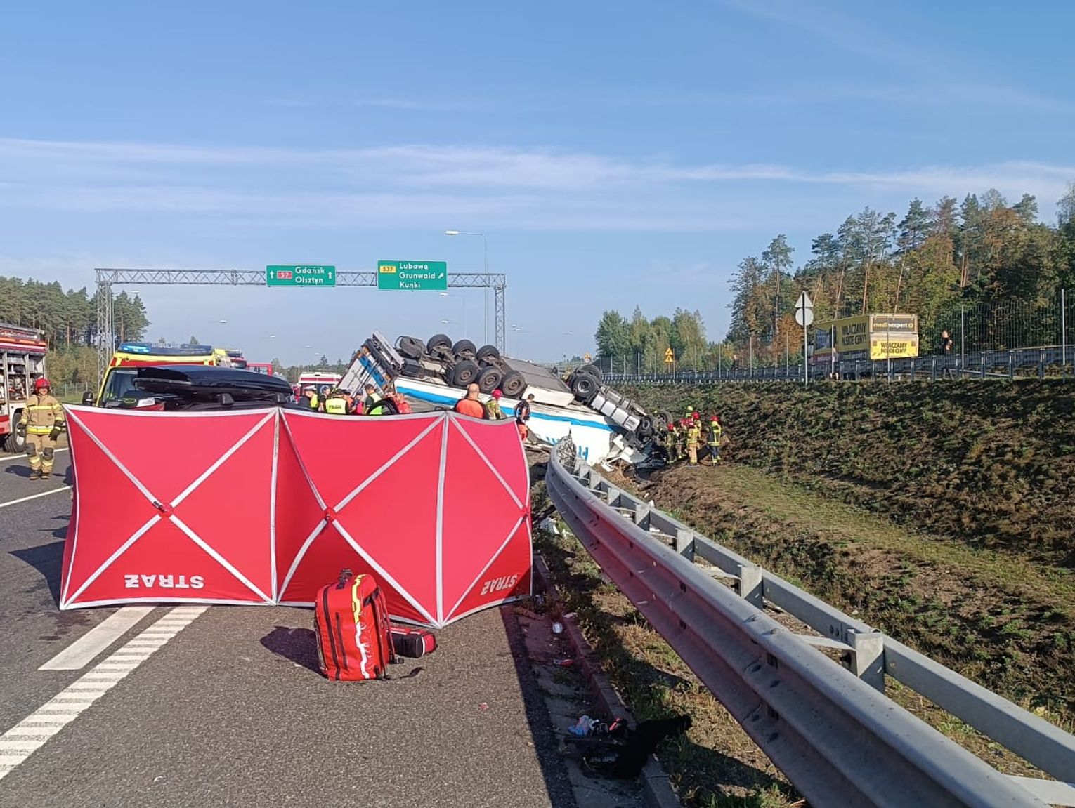 Tir zmiótł stojące na poboczu volvo. W koszmarnym wypadku zginęły 3 ...