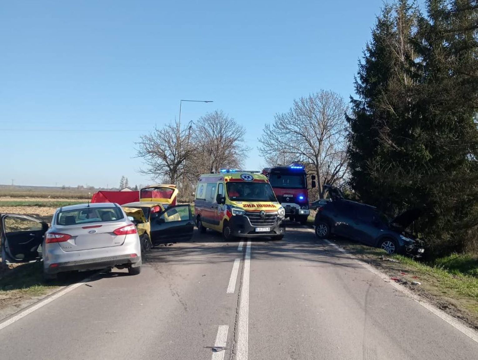 Tragiczny wypadek na Lubelszczyźnie. W zderzeniu trzech aut zginęła kobieta, dwie osoby są ranne