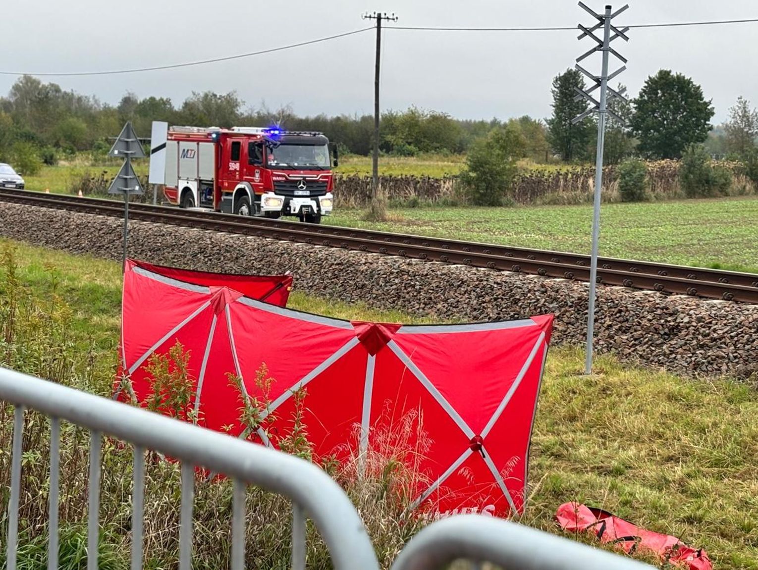 Tragiczny wypadek na przejściu kolejowym. Szynobus śmiertelnie potrącił 11-latkę i jej dziadka