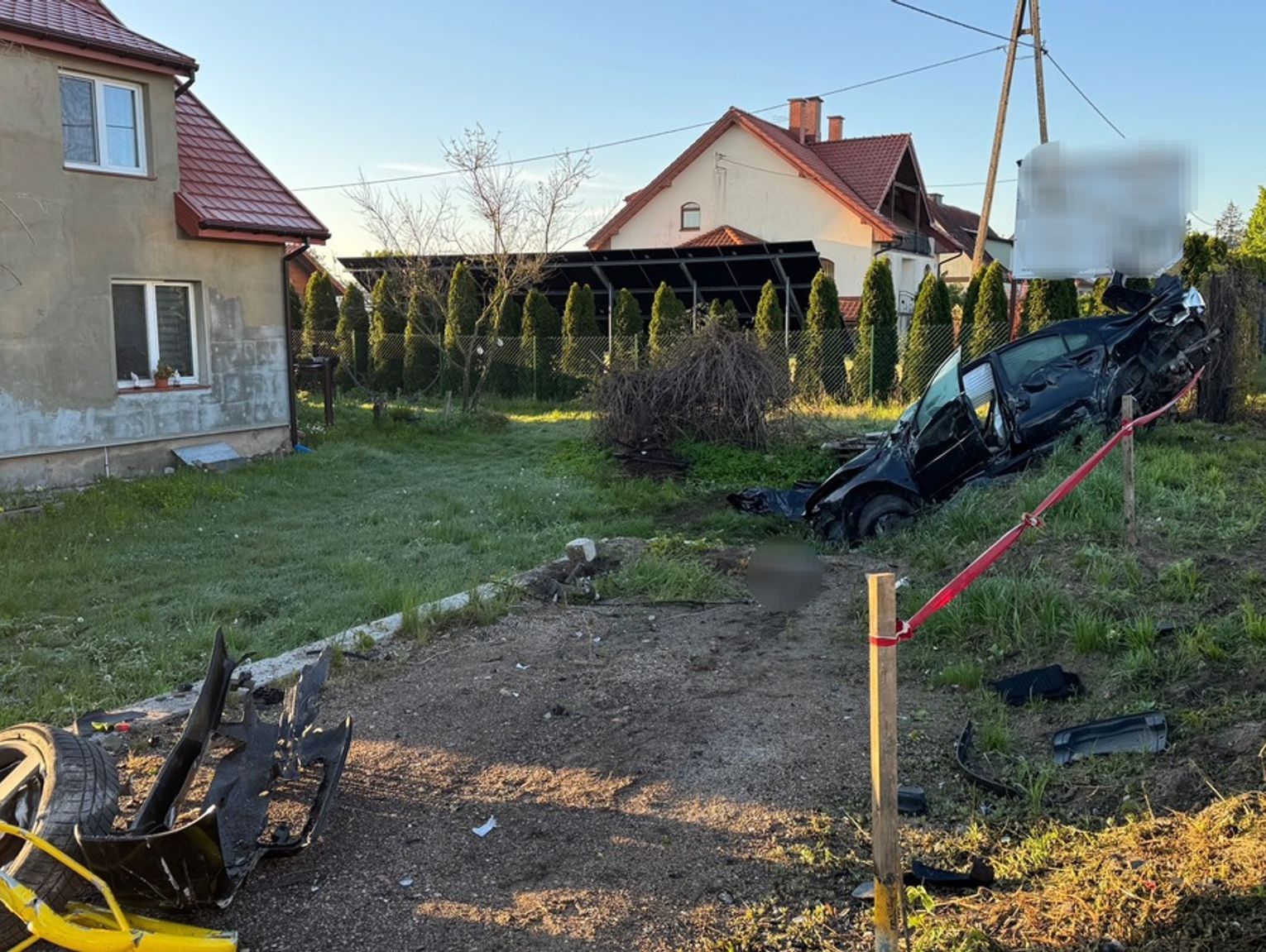 Volvo wypadło z drogi i śmiertelnie potrąciło pieszego. W aucie pijany 30-latek i pijana 20-latka