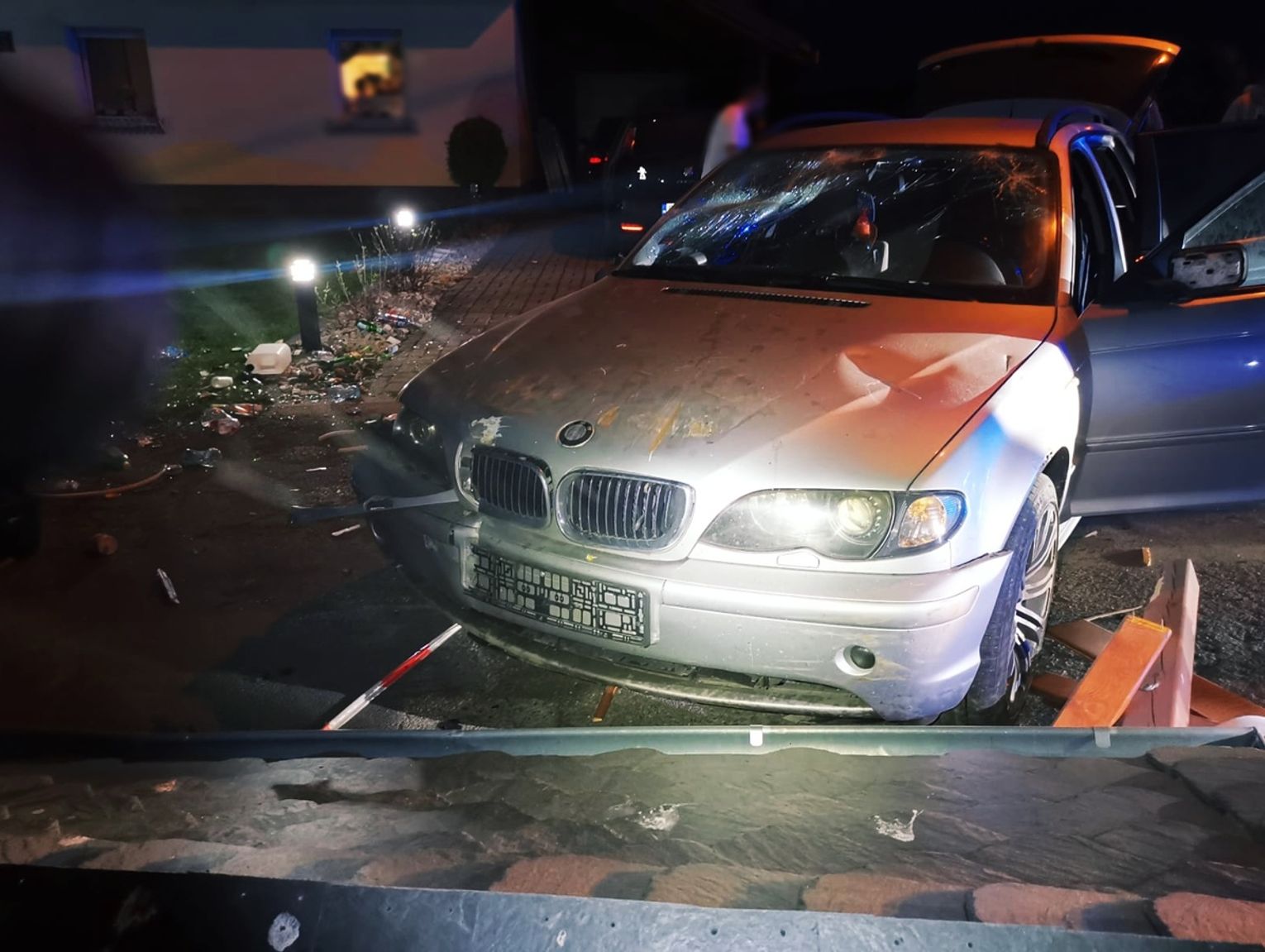 Z 2,5 promila próbował uciekać policji starą beemką z wyłączonymi światłami. Rozwalił się na ...