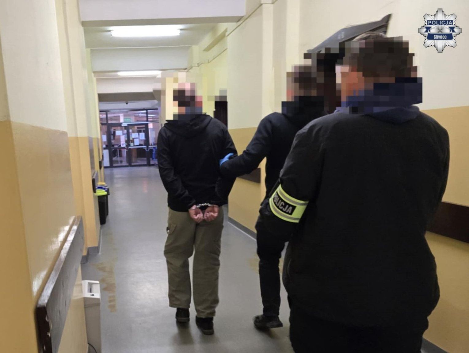 Zaufał nieznajomym z dworca. Został brutalnie pobity, okradziony i ...