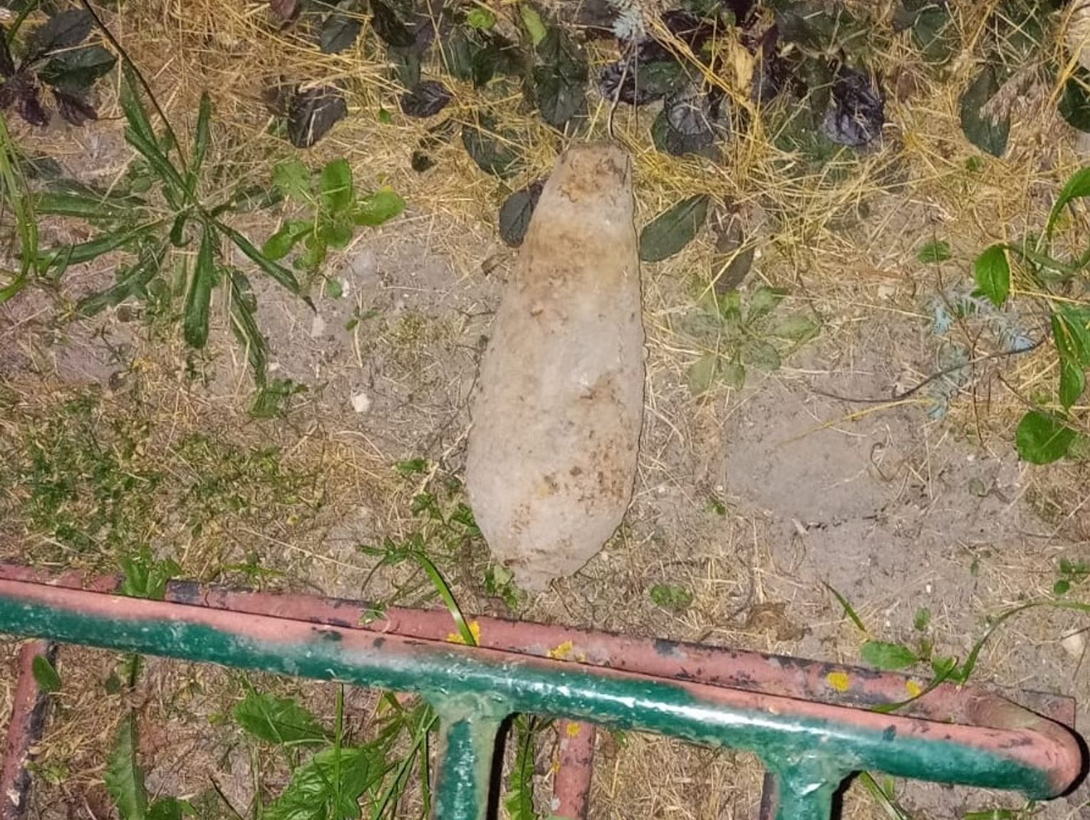 Zobaczył, że przed blokiem leży pocisk artyleryjski. Wcześniej bawiły ...