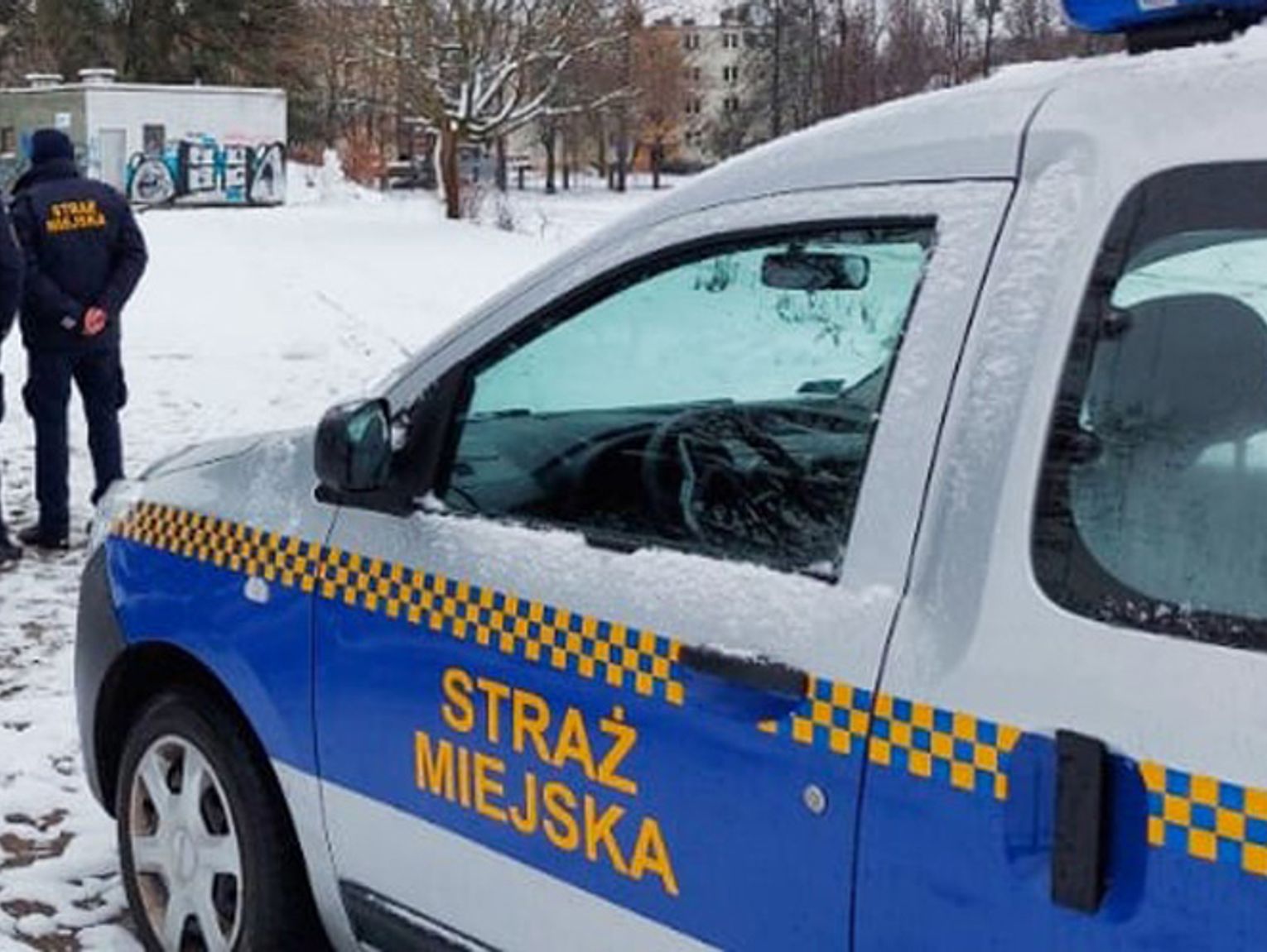 Zobaczyli, że coś rusza się w krzakach. Myśleli, że to dzik, okazało się, że w śniegu leży ...