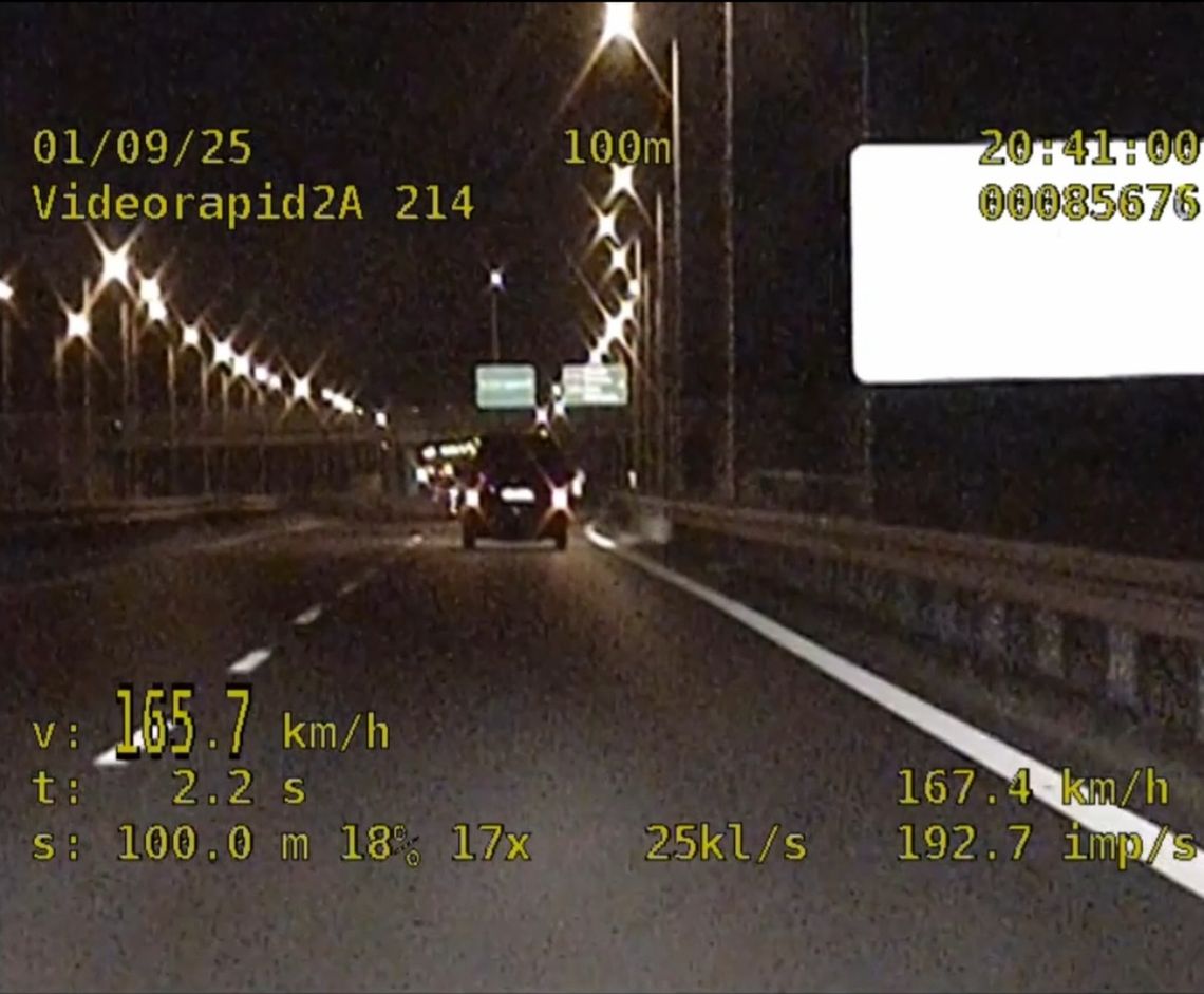 18-latek zatrzymany sześć godzin po zdaniu na prawo jazdy. Jechał z prędkością 165 km/h