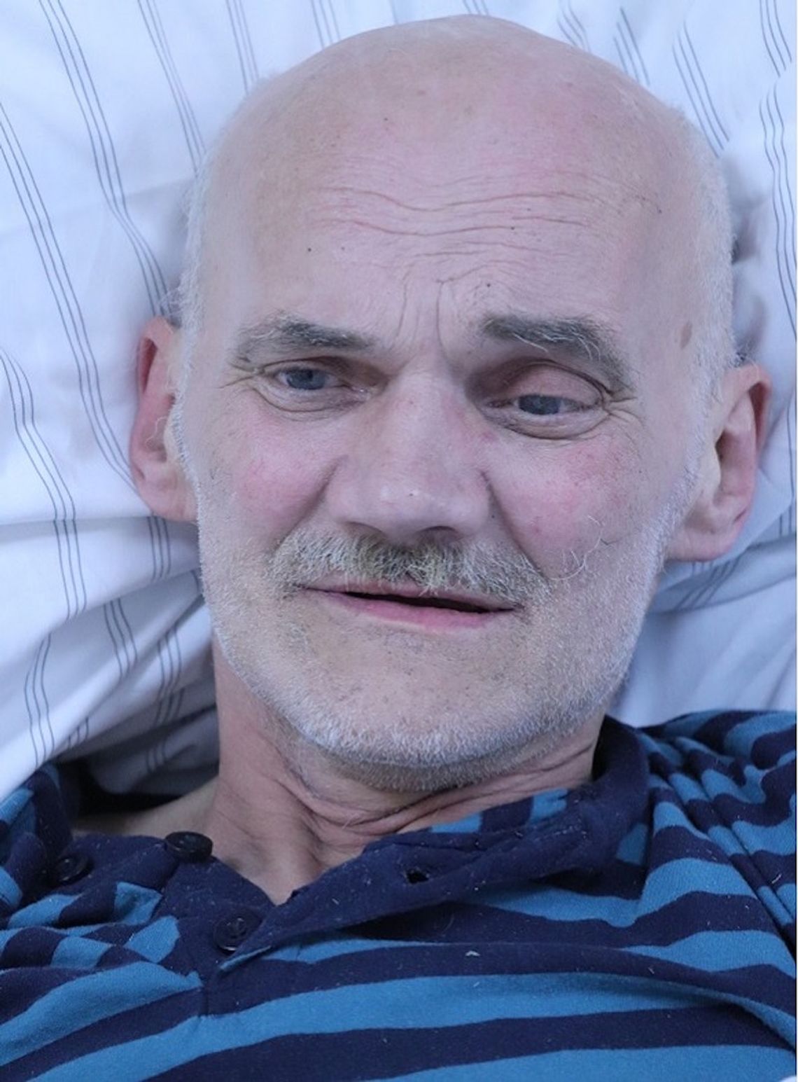 Nie umie mówić i nie porusza się. Jeśli poznajesz tego mężczyznę ... Nie umie mówić i nie porusza się. Jeśli poznajesz tego mężczyznę ...