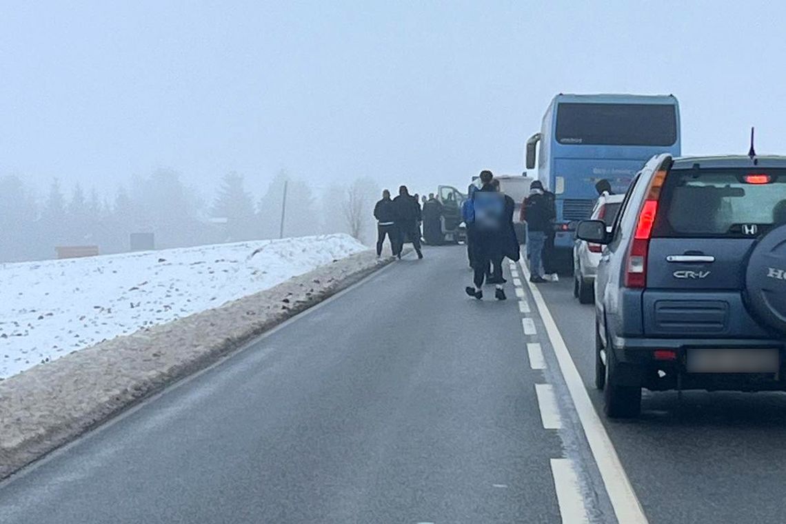 Pseudokibice zajechali drogę autokarom. Policjanci nie dopuścili do ...