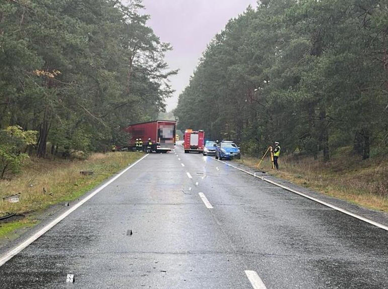Zderzenie czołowe osobówki z ciężarowym dafem. Kierowca BMW zginął na ...