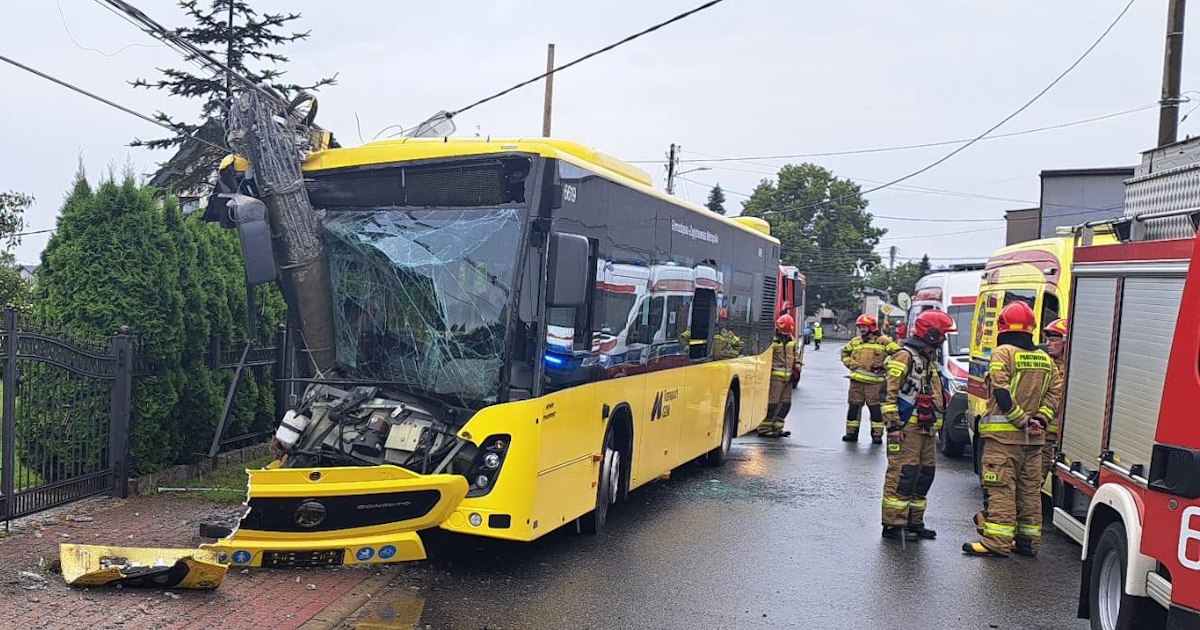 Groźnie wyglądający wypadek autobusu miejskiego. Kierująca zasłabła w czasie jazdy