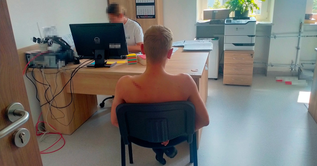 Pijany 21-latek zaatakował ratownika medycznego. Wcześniej koledzy zostawili go na trawniku