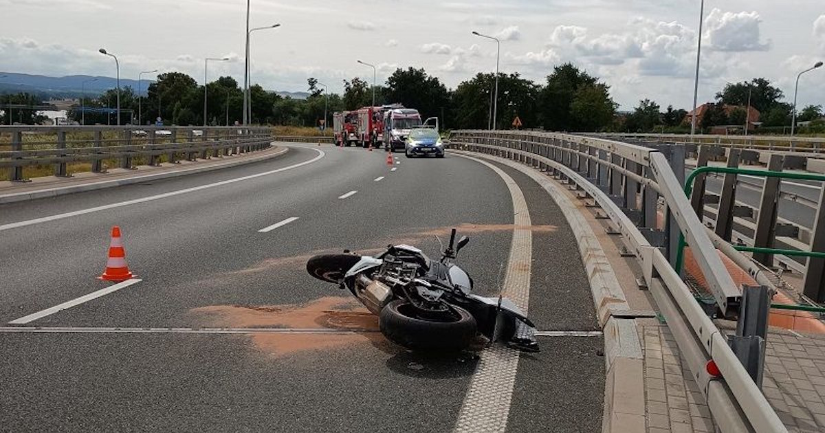Tragiczny wypadek na węźle autostrady A4 i drogi S3. Motocyklista zginął po uderzeniu w barierę